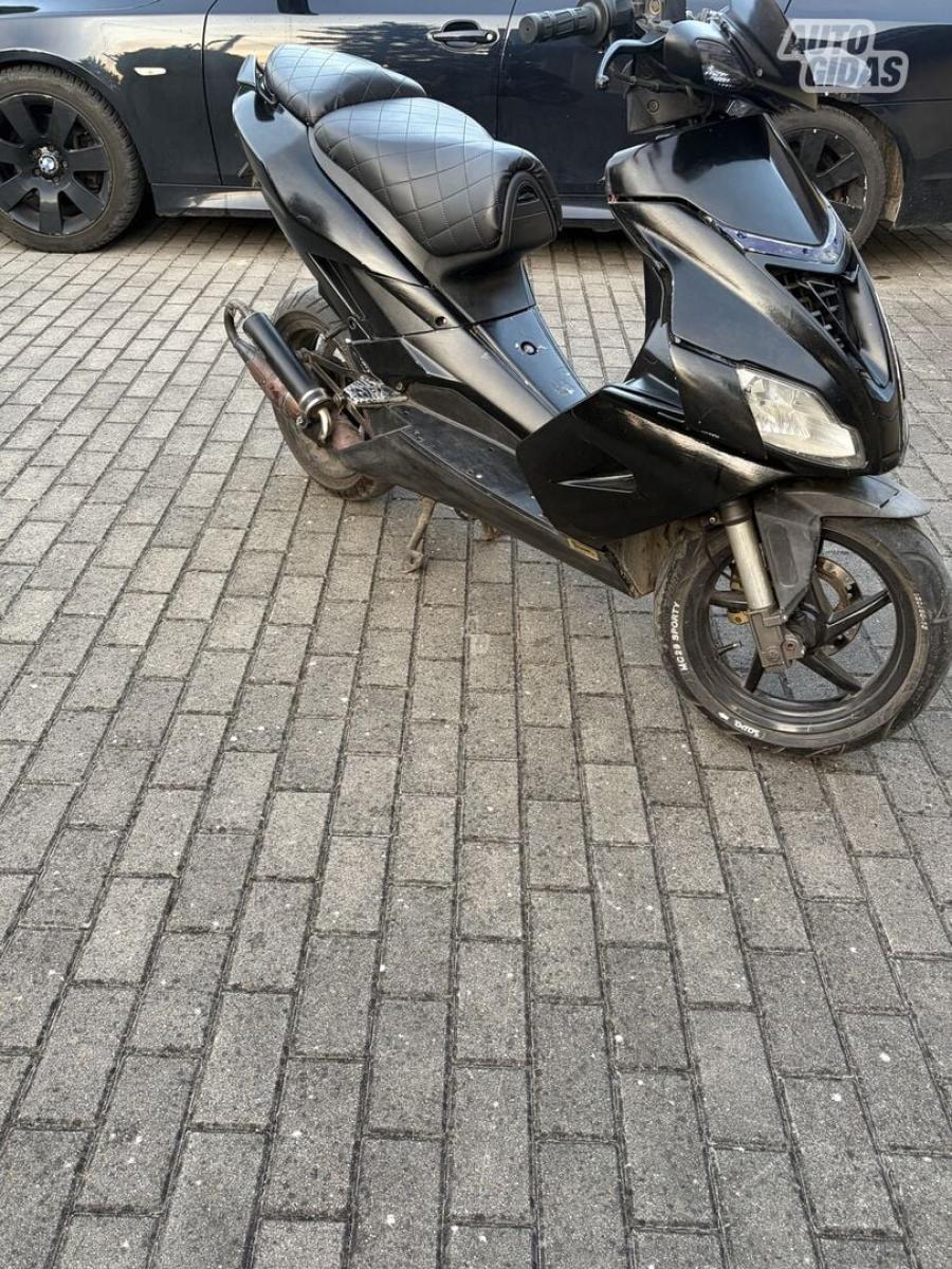 Black Aprilia SR 2007 in Kretinga, with an engine capacity of 0.00 L and mileage of 0 thousand km for 850 €, photo 9 on AUTOMOTO.COM.LV