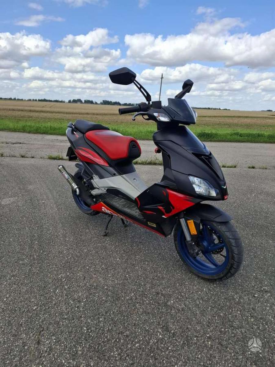 Black Aprilia SR 2007 in Pakruojis, with an engine capacity of 50.00 L and mileage of 36 thousand km for 1100 €, photo 1 on AUTOMOTO.COM.LV