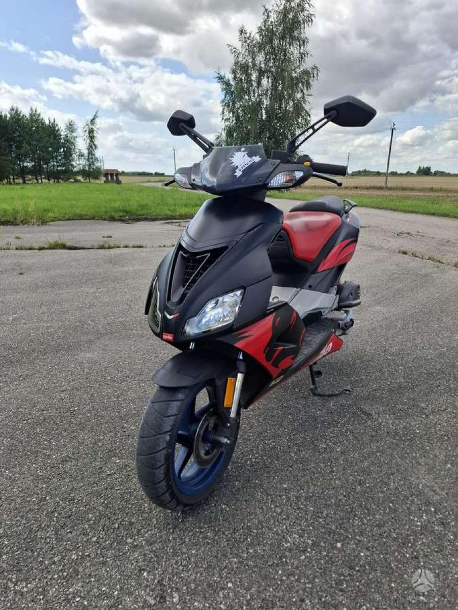 Black Aprilia SR 2007 in Pakruojis, with an engine capacity of 50.00 L and mileage of 36 thousand km for 1100 €, photo 3 on AUTOMOTO.COM.LV