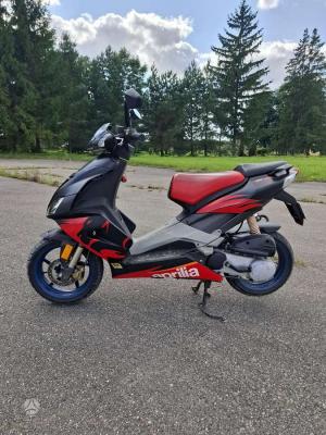 Black Aprilia SR 2007 in Pakruojis, with an engine capacity of 50.00 L and mileage of 36 thousand km for 1100 €, photo 4 on AUTOMOTO.COM.LV