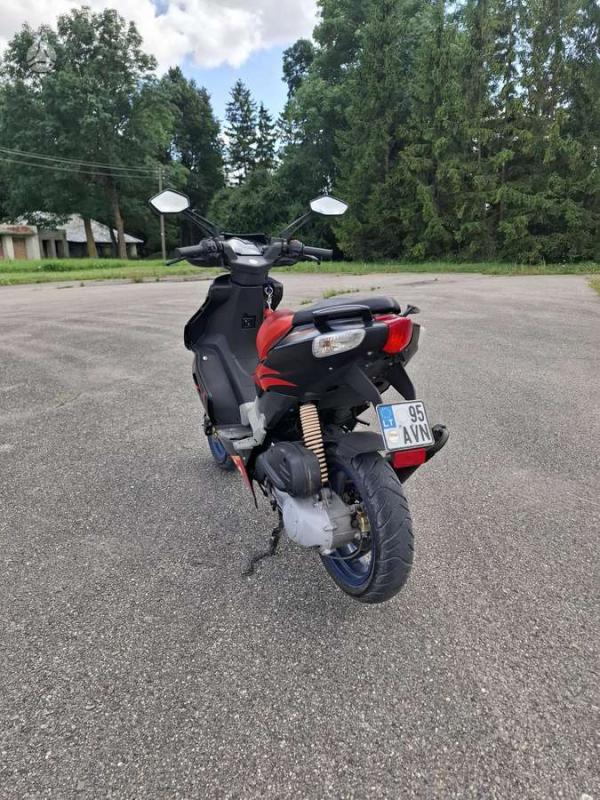 Black Aprilia SR 2007 in Pakruojis, with an engine capacity of 50.00 L and mileage of 36 thousand km for 1100 €, photo 5 on AUTOMOTO.COM.LV