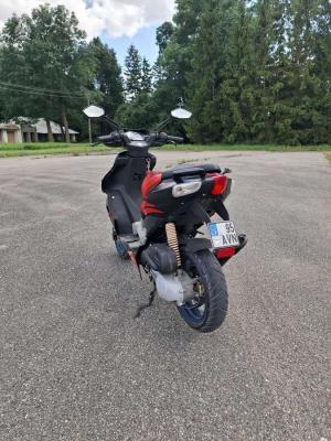 Black Aprilia SR 2007 in Pakruojis, with an engine capacity of 50.00 L and mileage of 36 thousand km for 1100 €, photo 5 on AUTOMOTO.COM.LV