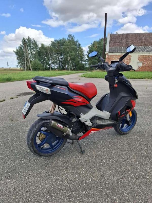 Black Aprilia SR 2007 in Pakruojis, with an engine capacity of 50.00 L and mileage of 36 thousand km for 1100 €, photo 6 on AUTOMOTO.COM.LV