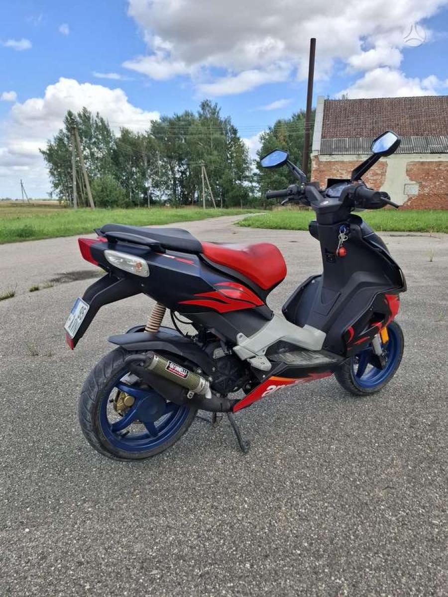 Black Aprilia SR 2007 in Pakruojis, with an engine capacity of 50.00 L and mileage of 36 thousand km for 1100 €, photo 6 on AUTOMOTO.COM.LV