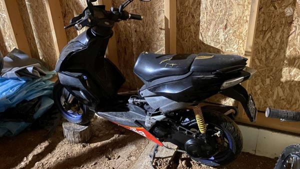 Melns Aprilia SR 2008 Prienai, ar dzinēja tilpumu 49.00 L un nobraukumu 17 tūkst. km par 550 €, foto 2 vietnē AUTOMOTO.COM.LV