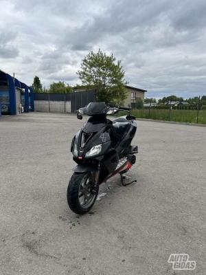 Black Aprilia SR 2008 in Kaunas, with an engine capacity of 0.05 L and mileage of 12 thousand km for 1050 €, photo  on AUTOMOTO.COM.LV