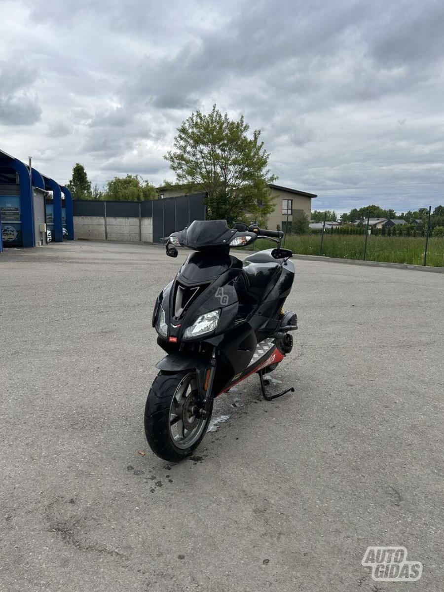 Black Aprilia SR 2008 in Kaunas, with an engine capacity of 0.05 L and mileage of 12 thousand km for 1050 €, photo 1 on AUTOMOTO.COM.LV