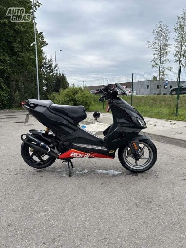 Black Aprilia SR 2008 in Kaunas, with an engine capacity of 0.05 L and mileage of 12 thousand km for 1050 €, photo 3 on AUTOMOTO.COM.LV