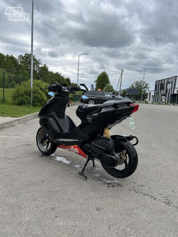 Black Aprilia SR 2008 in Kaunas, with an engine capacity of 0.05 L and mileage of 12 thousand km for 1050 €, photo 6 on AUTOMOTO.COM.LV
