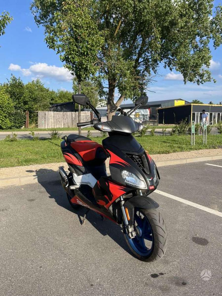 Melns Aprilia SR 2008 Viļņa, ar dzinēja tilpumu 49.00 L un nobraukumu 17 tūkst. km par 1350 €, foto 1 vietnē AUTOMOTO.COM.LV