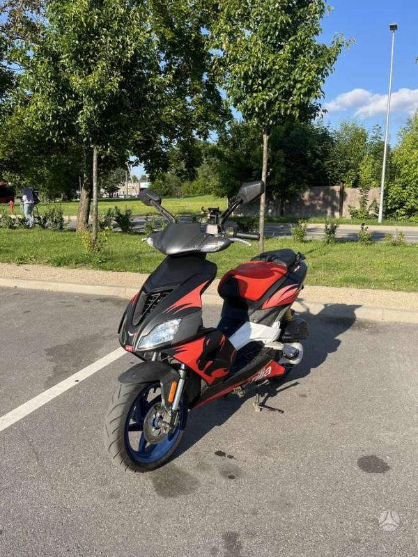 Melns Aprilia SR 2008 Viļņa, ar dzinēja tilpumu 49.00 L un nobraukumu 17 tūkst. km par 1350 €, foto 2 vietnē AUTOMOTO.COM.LV