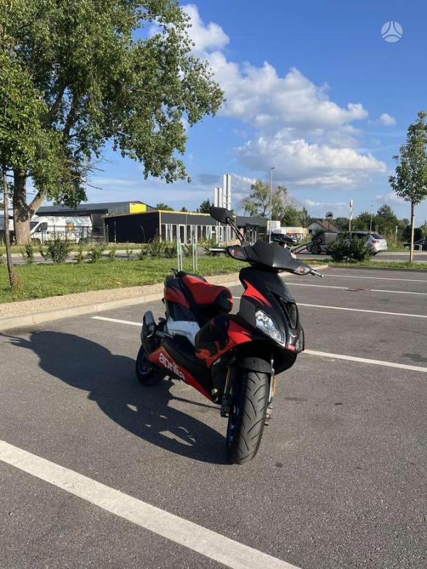 Melns Aprilia SR 2008 Viļņa, ar dzinēja tilpumu 49.00 L un nobraukumu 17 tūkst. km par 1350 €, foto 3 vietnē AUTOMOTO.COM.LV