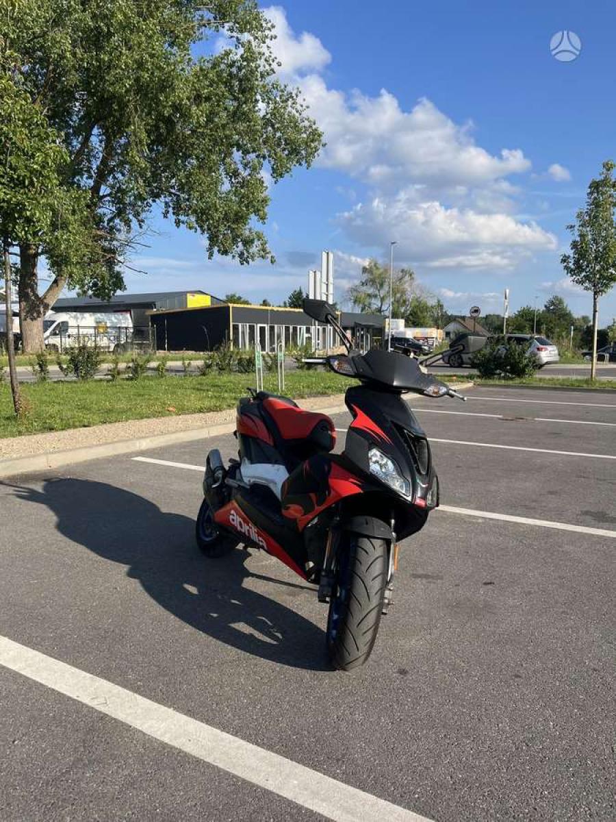 Melns Aprilia SR 2008 Viļņa, ar dzinēja tilpumu 49.00 L un nobraukumu 17 tūkst. km par 1350 €, foto 4 vietnē AUTOMOTO.COM.LV