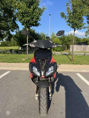 Melns Aprilia SR 2008 Viļņa, ar dzinēja tilpumu 49.00 L un nobraukumu 17 tūkst. km par 1350 €, foto 5 vietnē AUTOMOTO.COM.LV