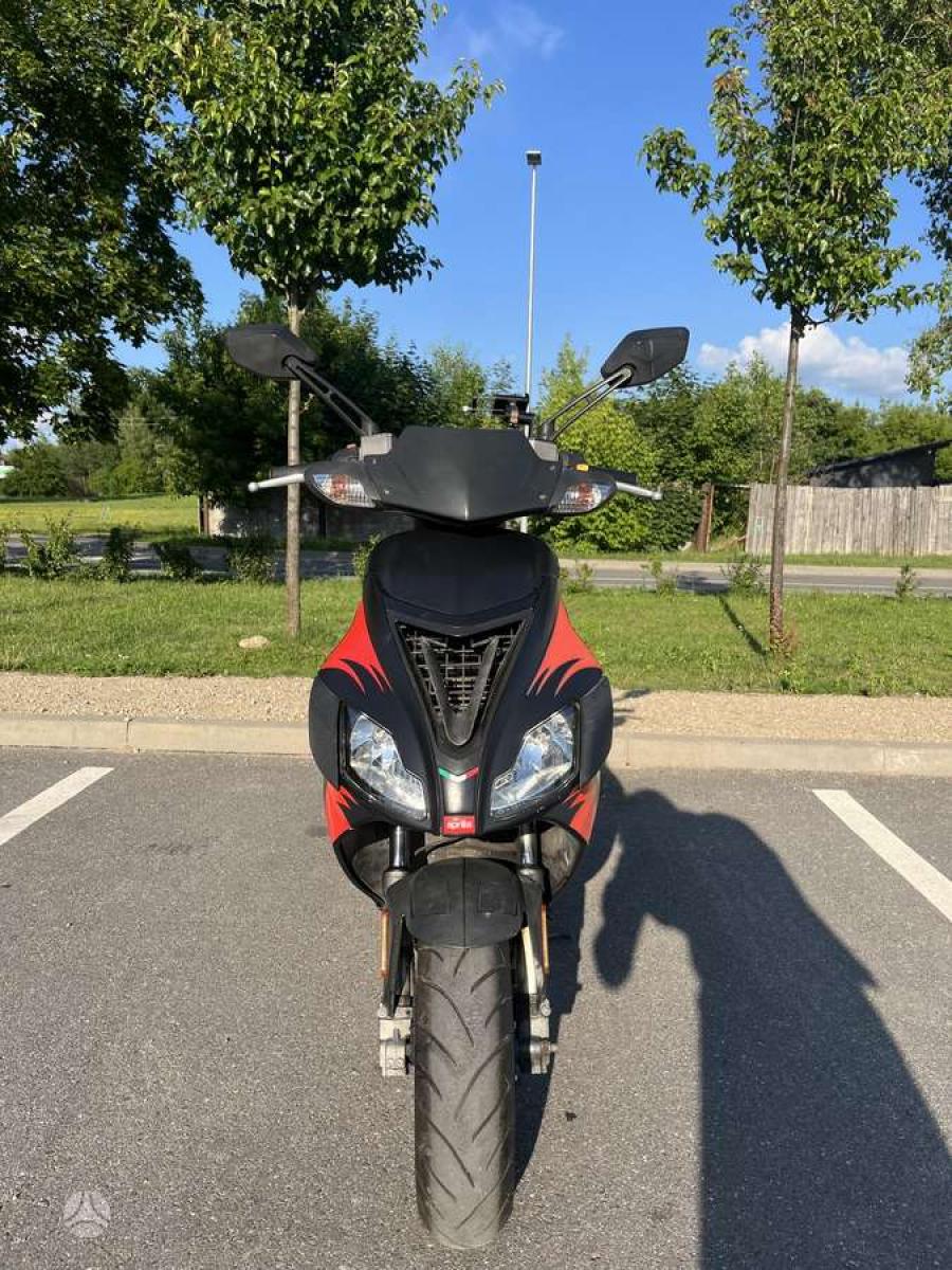 Melns Aprilia SR 2008 Viļņa, ar dzinēja tilpumu 49.00 L un nobraukumu 17 tūkst. km par 1350 €, foto 5 vietnē AUTOMOTO.COM.LV