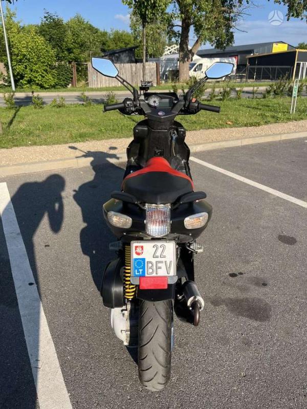 Melns Aprilia SR 2008 Viļņa, ar dzinēja tilpumu 49.00 L un nobraukumu 17 tūkst. km par 1350 €, foto 5 vietnē AUTOMOTO.COM.LV