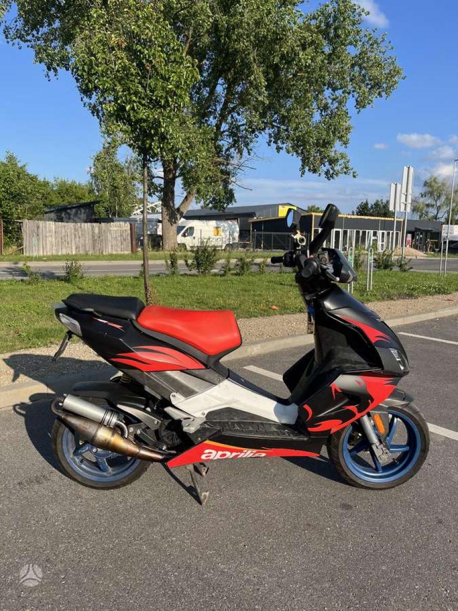 Melns Aprilia SR 2008 Viļņa, ar dzinēja tilpumu 49.00 L un nobraukumu 17 tūkst. km par 1350 €, foto 7 vietnē AUTOMOTO.COM.LV