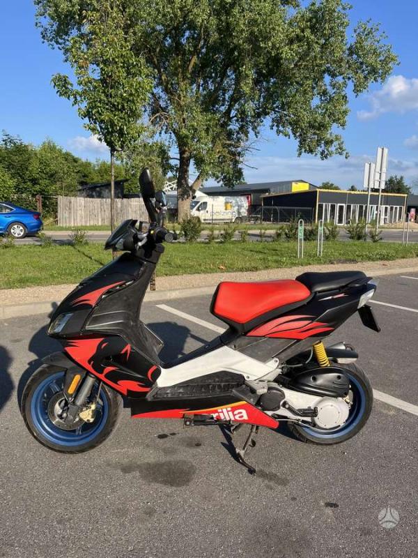Melns Aprilia SR 2008 Viļņa, ar dzinēja tilpumu 49.00 L un nobraukumu 17 tūkst. km par 1350 €, foto 7 vietnē AUTOMOTO.COM.LV