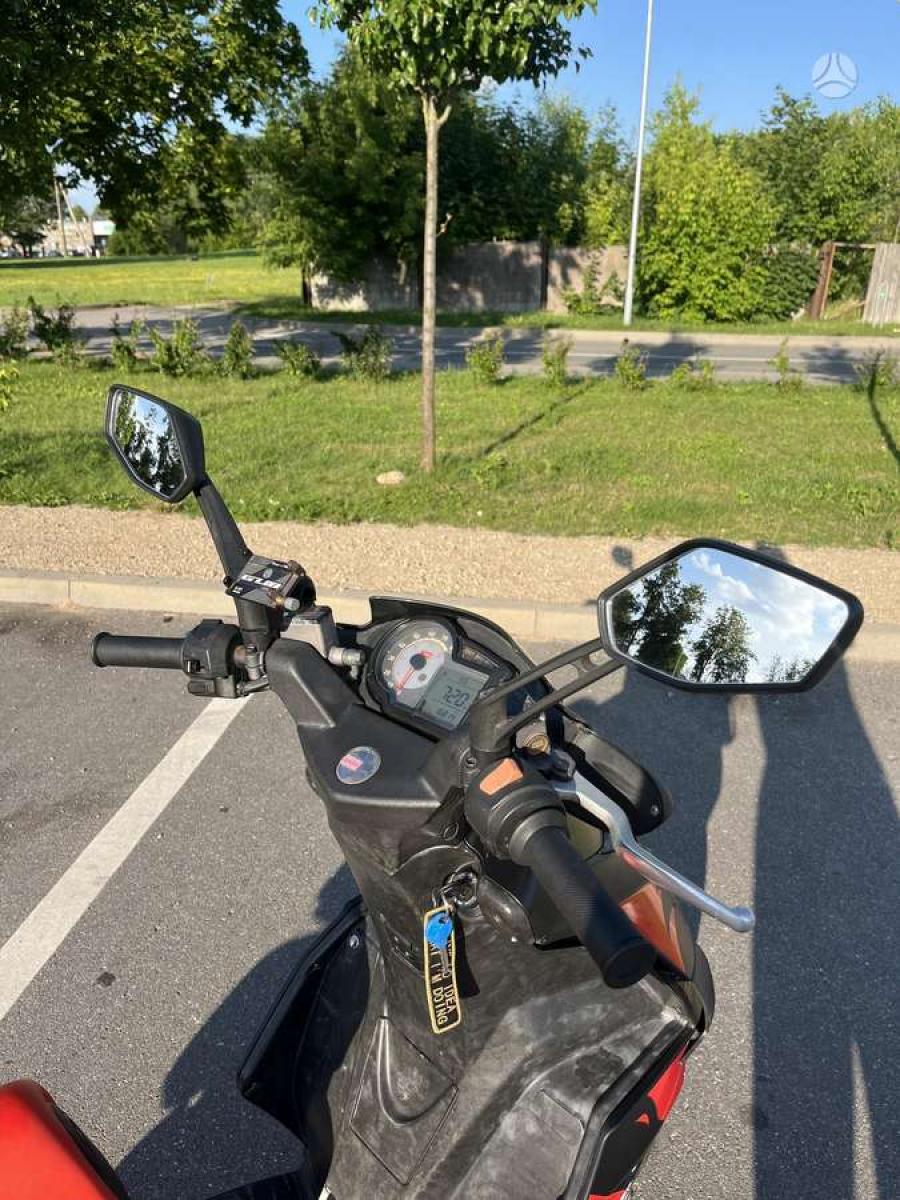 Melns Aprilia SR 2008 Viļņa, ar dzinēja tilpumu 49.00 L un nobraukumu 17 tūkst. km par 1350 €, foto 9 vietnē AUTOMOTO.COM.LV