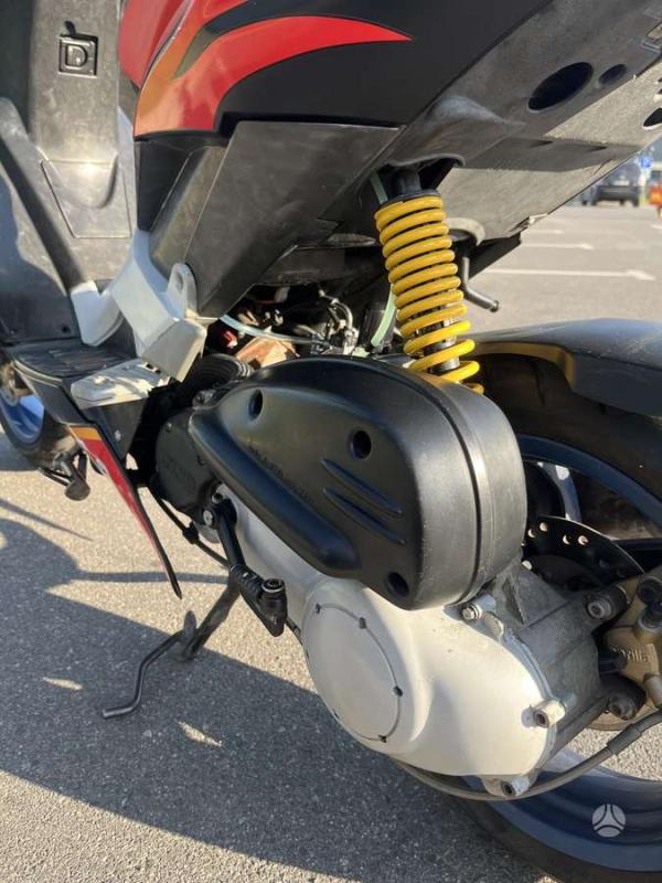 Melns Aprilia SR 2008 Viļņa, ar dzinēja tilpumu 49.00 L un nobraukumu 17 tūkst. km par 1350 €, foto 9 vietnē AUTOMOTO.COM.LV