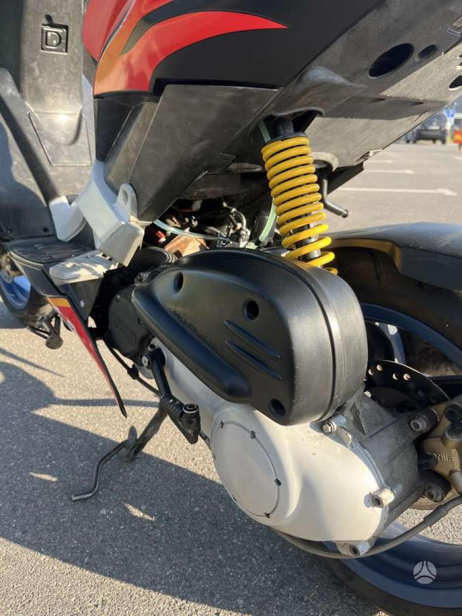 Melns Aprilia SR 2008 Viļņa, ar dzinēja tilpumu 49.00 L un nobraukumu 17 tūkst. km par 1350 €, foto 10 vietnē AUTOMOTO.COM.LV