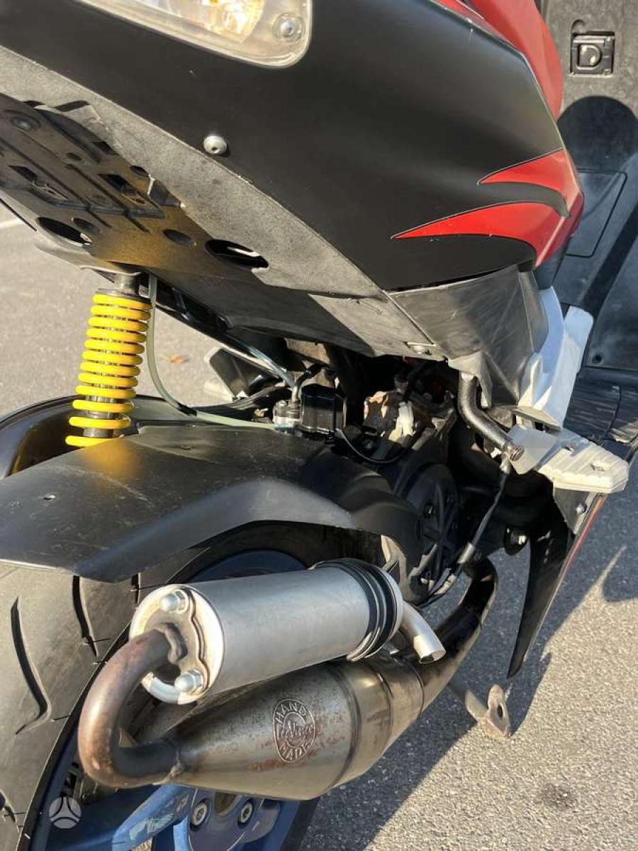 Melns Aprilia SR 2008 Viļņa, ar dzinēja tilpumu 49.00 L un nobraukumu 17 tūkst. km par 1350 €, foto 11 vietnē AUTOMOTO.COM.LV