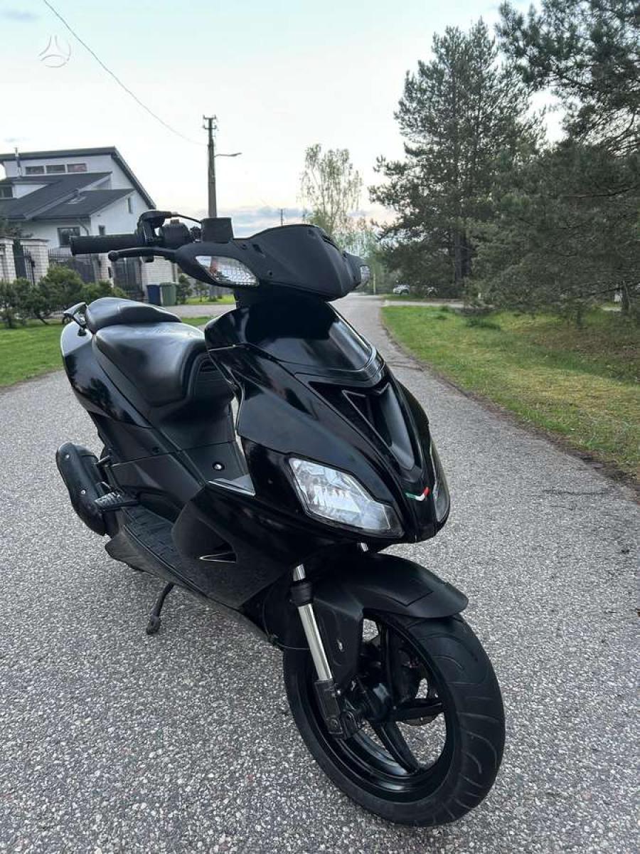 Black Aprilia SR 2009 in Vilnius, with an engine capacity of 49.00 L and mileage of 13 thousand km for 1500 €, photo 1 on AUTOMOTO.COM.LV