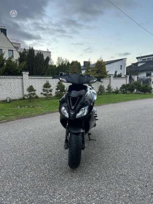Black Aprilia SR 2009 in Vilnius, with an engine capacity of 49.00 L and mileage of 13 thousand km for 1500 €, photo 3 on AUTOMOTO.COM.LV