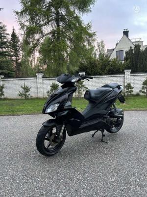 Black Aprilia SR 2009 in Vilnius, with an engine capacity of 49.00 L and mileage of 13 thousand km for 1500 €, photo 4 on AUTOMOTO.COM.LV
