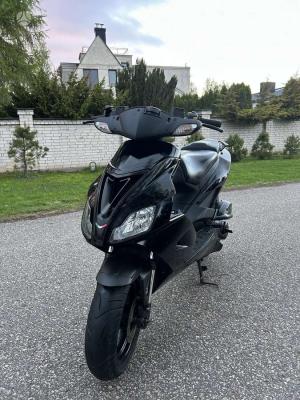 Black Aprilia SR 2009 in Vilnius, with an engine capacity of 49.00 L and mileage of 13 thousand km for 1500 €, photo 5 on AUTOMOTO.COM.LV