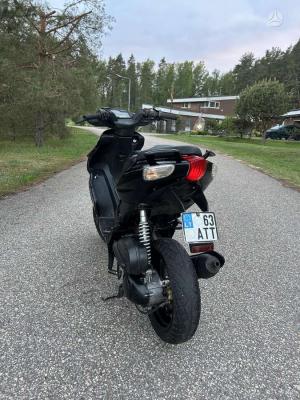 Black Aprilia SR 2009 in Vilnius, with an engine capacity of 49.00 L and mileage of 13 thousand km for 1500 €, photo 6 on AUTOMOTO.COM.LV