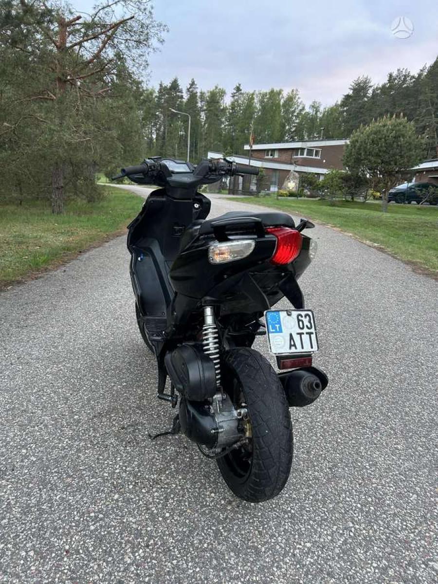 Black Aprilia SR 2009 in Vilnius, with an engine capacity of 49.00 L and mileage of 13 thousand km for 1500 €, photo 6 on AUTOMOTO.COM.LV