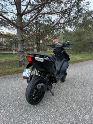Black Aprilia SR 2009 in Vilnius, with an engine capacity of 49.00 L and mileage of 13 thousand km for 1500 €, photo 7 on AUTOMOTO.COM.LV