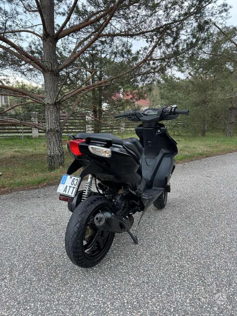 Black Aprilia SR 2009 in Vilnius, with an engine capacity of 49.00 L and mileage of 13 thousand km for 1500 €, photo 7 on AUTOMOTO.COM.LV
