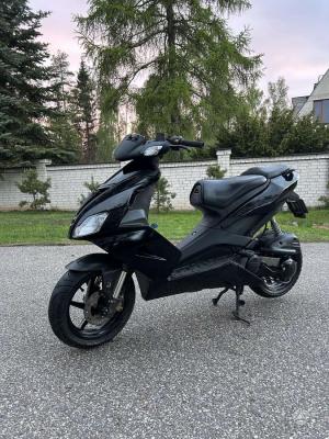 Black Aprilia SR 2009 in Vilnius, with an engine capacity of 49.00 L and mileage of 13 thousand km for 1500 €, photo 8 on AUTOMOTO.COM.LV