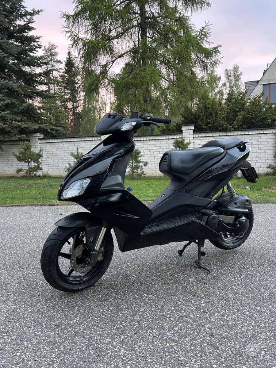 Black Aprilia SR 2009 in Vilnius, with an engine capacity of 49.00 L and mileage of 13 thousand km for 1500 €, photo 8 on AUTOMOTO.COM.LV