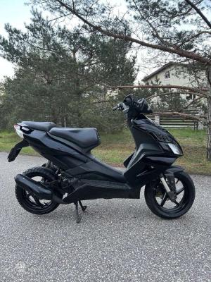 Black Aprilia SR 2009 in Vilnius, with an engine capacity of 49.00 L and mileage of 13 thousand km for 1500 €, photo 9 on AUTOMOTO.COM.LV