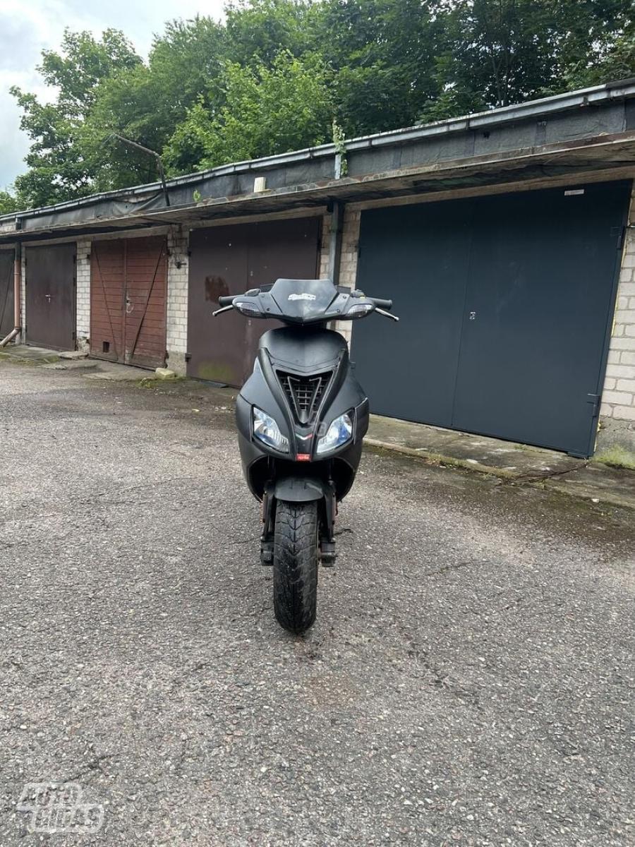 Black Aprilia SR 2009 in Kaunas, with an engine capacity of 0.05 L and mileage of 9 thousand km for 1050 €, photo 1 on AUTOMOTO.COM.LV