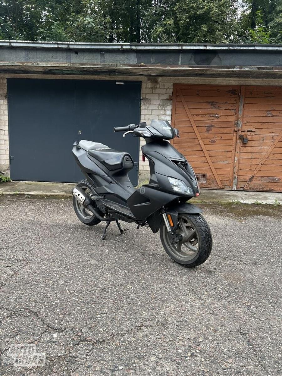 Black Aprilia SR 2009 in Kaunas, with an engine capacity of 0.05 L and mileage of 9 thousand km for 1050 €, photo 3 on AUTOMOTO.COM.LV