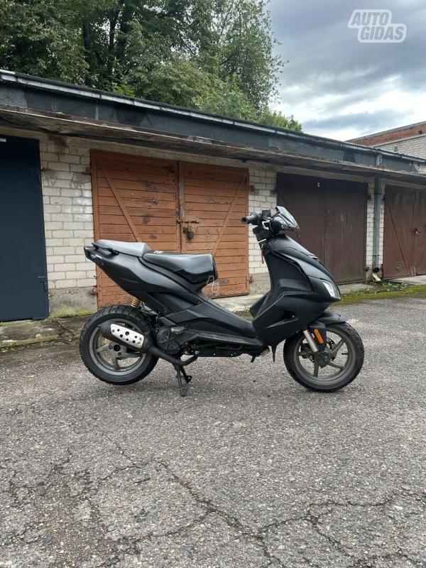 Melns Aprilia SR 2009 Kauņa, ar dzinēja tilpumu 0.05 L un nobraukumu 9 tūkst. km par 1050 €, foto 3 vietnē AUTOMOTO.COM.LV