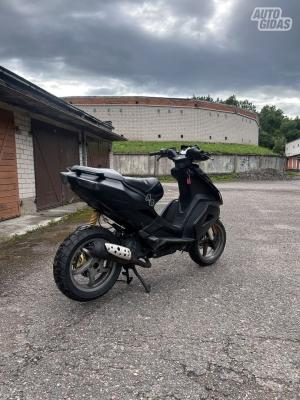 Black Aprilia SR 2009 in Kaunas, with an engine capacity of 0.05 L and mileage of 9 thousand km for 1050 €, photo 5 on AUTOMOTO.COM.LV