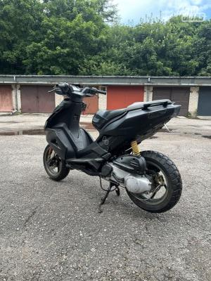 Black Aprilia SR 2009 in Kaunas, with an engine capacity of 0.05 L and mileage of 9 thousand km for 1050 €, photo 7 on AUTOMOTO.COM.LV