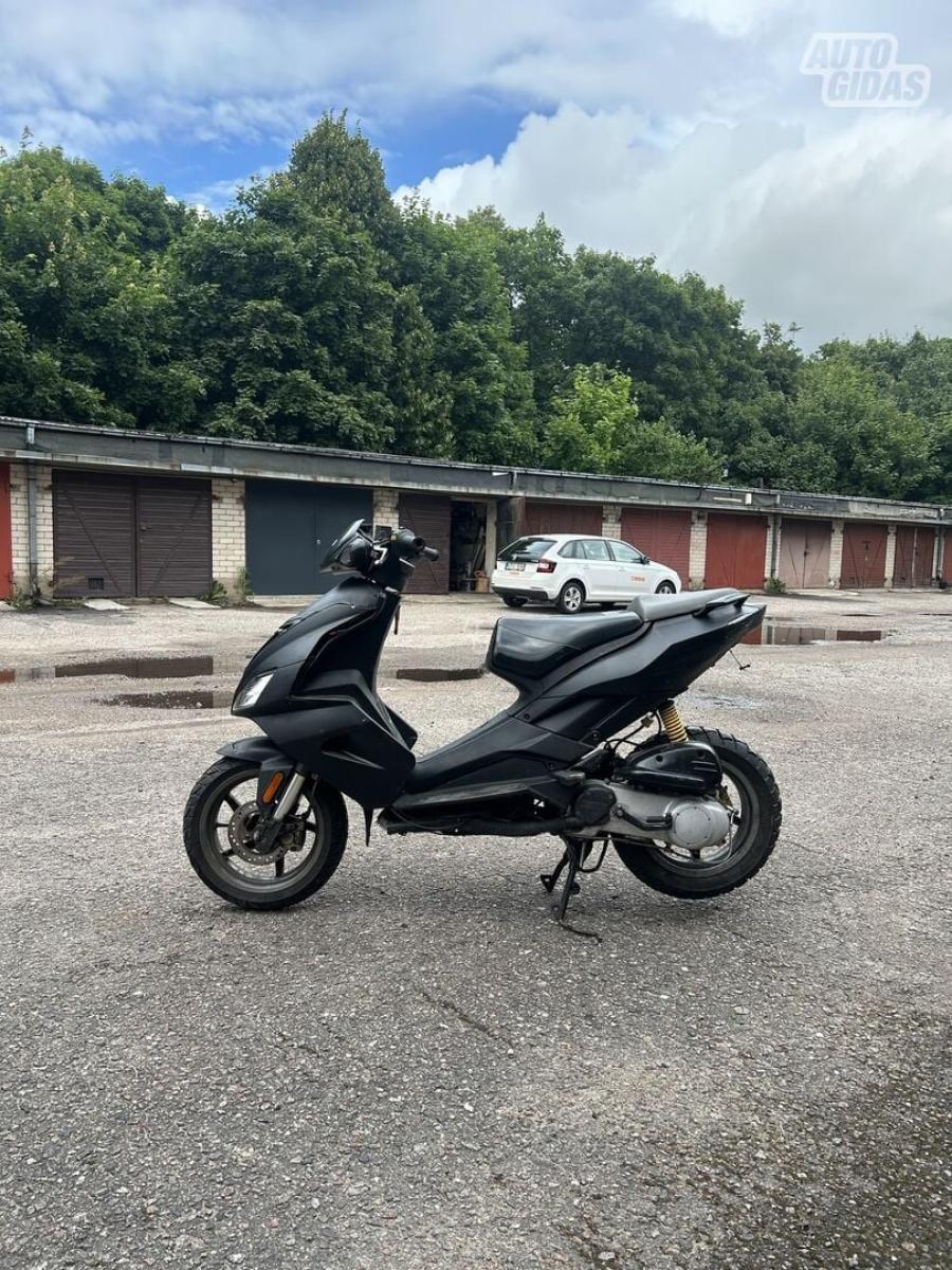 Black Aprilia SR 2009 in Kaunas, with an engine capacity of 0.05 L and mileage of 9 thousand km for 1050 €, photo 8 on AUTOMOTO.COM.LV