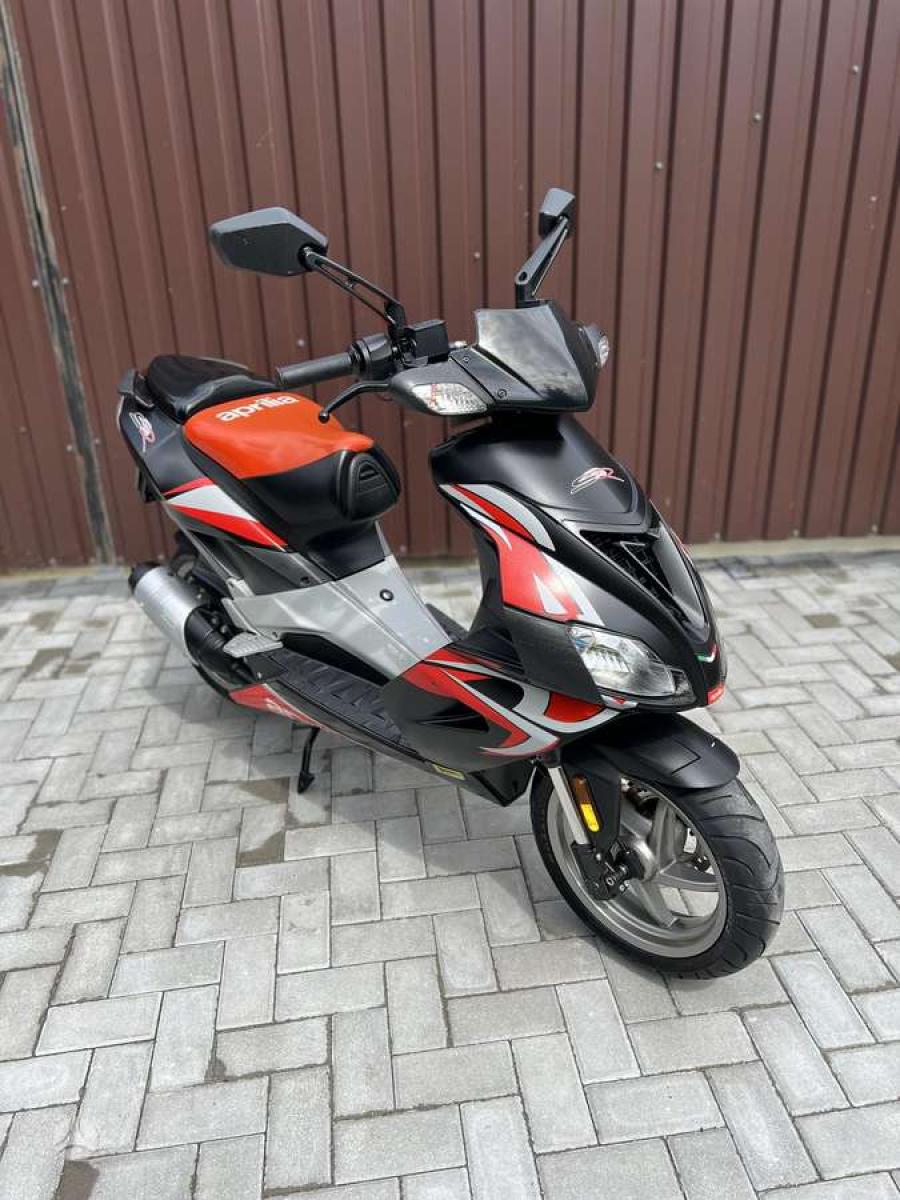 Black Aprilia SR 2009 in Kaunas, with an engine capacity of 49.00 L and mileage of 19 thousand km for 1450 €, photo 1 on AUTOMOTO.COM.LV