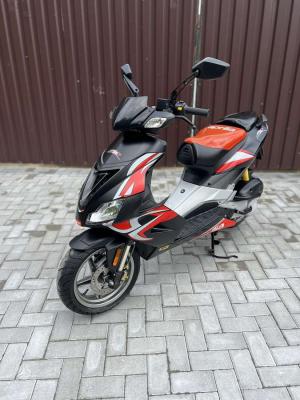 Black Aprilia SR 2009 in Kaunas, with an engine capacity of 49.00 L and mileage of 19 thousand km for 1450 €, photo 3 on AUTOMOTO.COM.LV