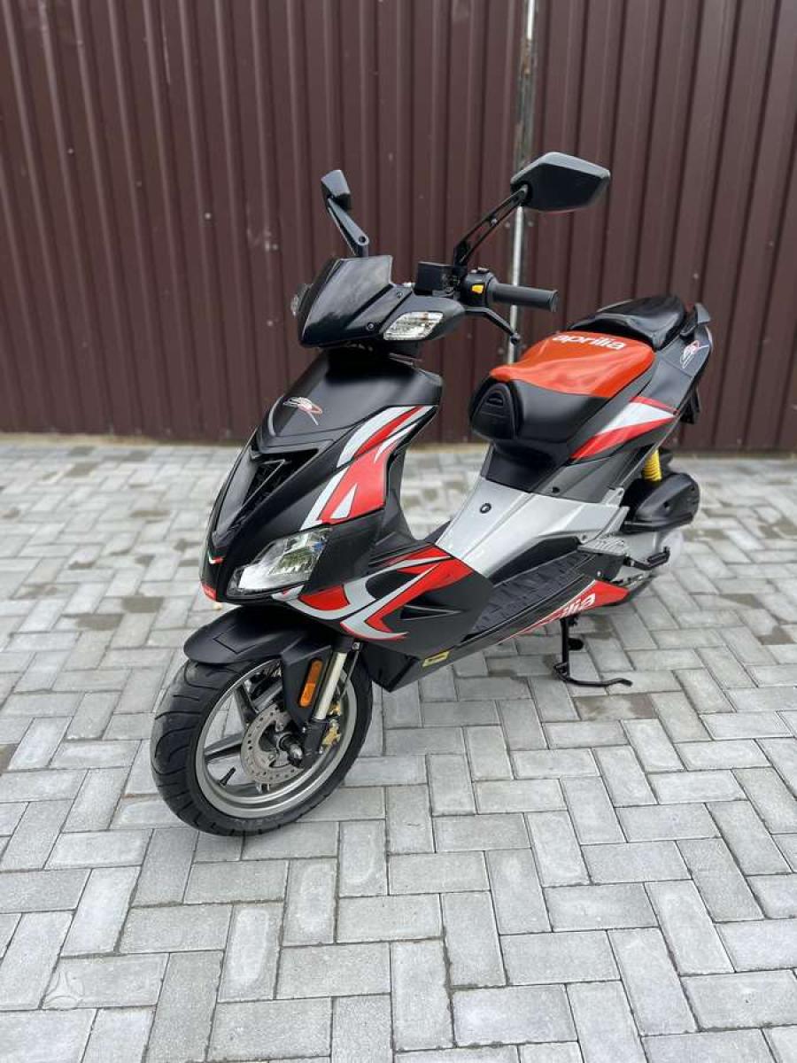 Black Aprilia SR 2009 in Kaunas, with an engine capacity of 49.00 L and mileage of 19 thousand km for 1450 €, photo 3 on AUTOMOTO.COM.LV