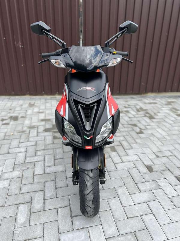 Melns Aprilia SR 2009 Kauņa, ar dzinēja tilpumu 49.00 L un nobraukumu 19 tūkst. km par 1450 €, foto 3 vietnē AUTOMOTO.COM.LV