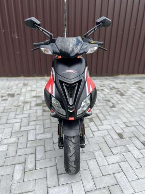 Black Aprilia SR 2009 in Kaunas, with an engine capacity of 49.00 L and mileage of 19 thousand km for 1450 €, photo 4 on AUTOMOTO.COM.LV