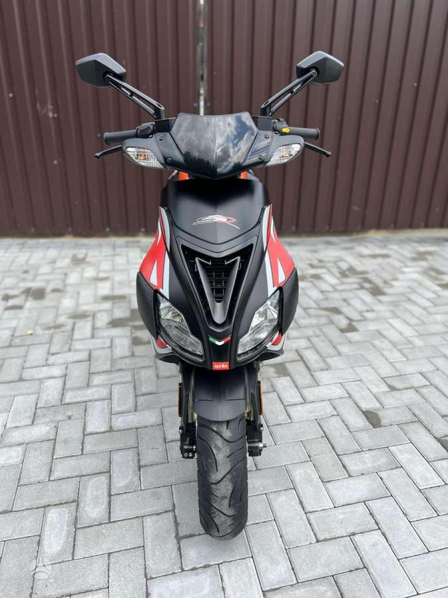 Black Aprilia SR 2009 in Kaunas, with an engine capacity of 49.00 L and mileage of 19 thousand km for 1450 €, photo 4 on AUTOMOTO.COM.LV