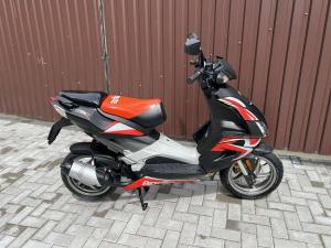 Black Aprilia SR 2009 in Kaunas, with an engine capacity of 49.00 L and mileage of 19 thousand km for 1450 €, photo 5 on AUTOMOTO.COM.LV